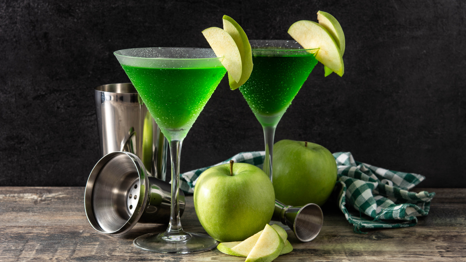 4-Ingredient Fall Apple Martinis Start With A Cinnamon Sugar Rim