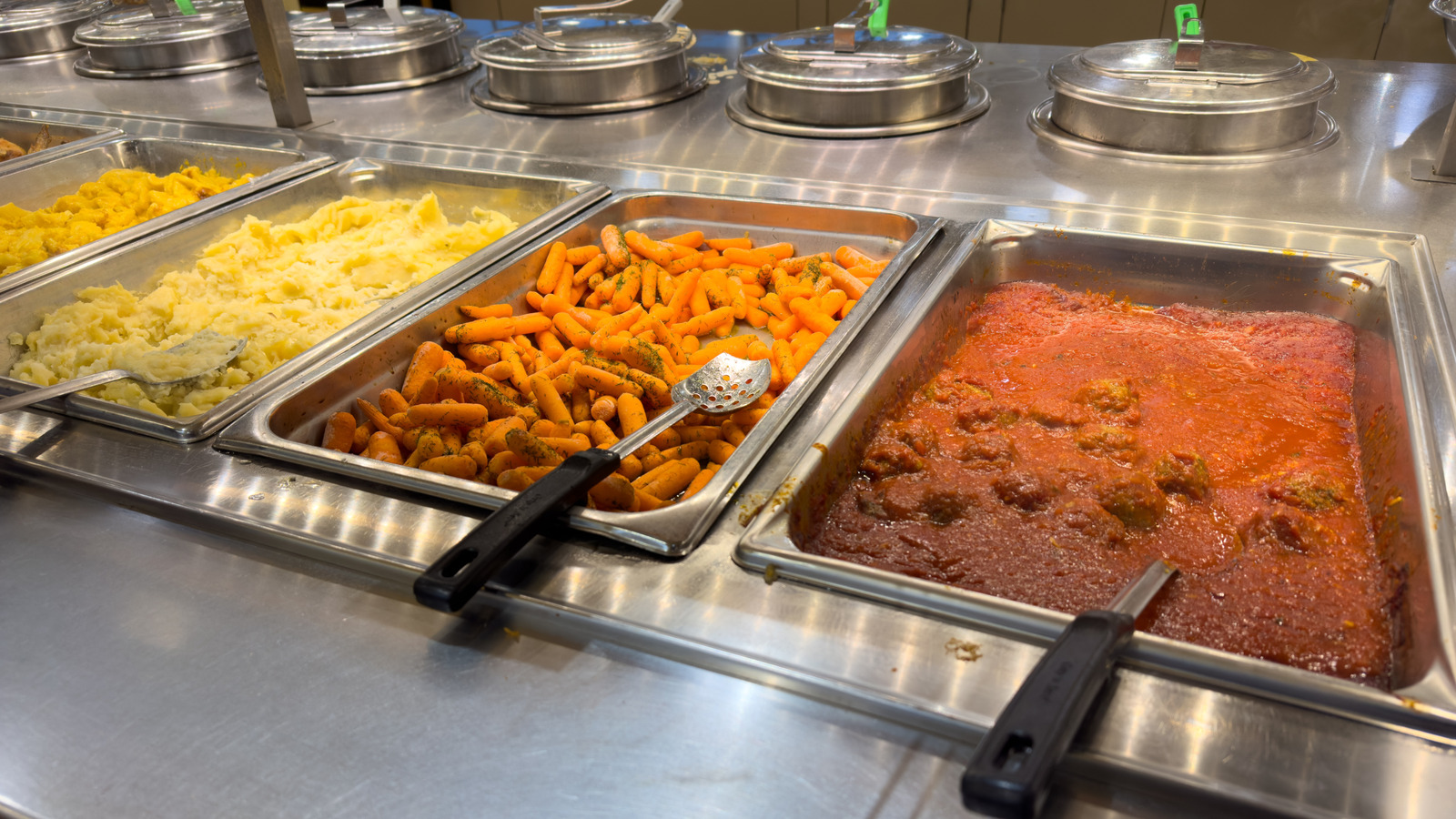 6 Grocery Chains With Their Own Hot Bars