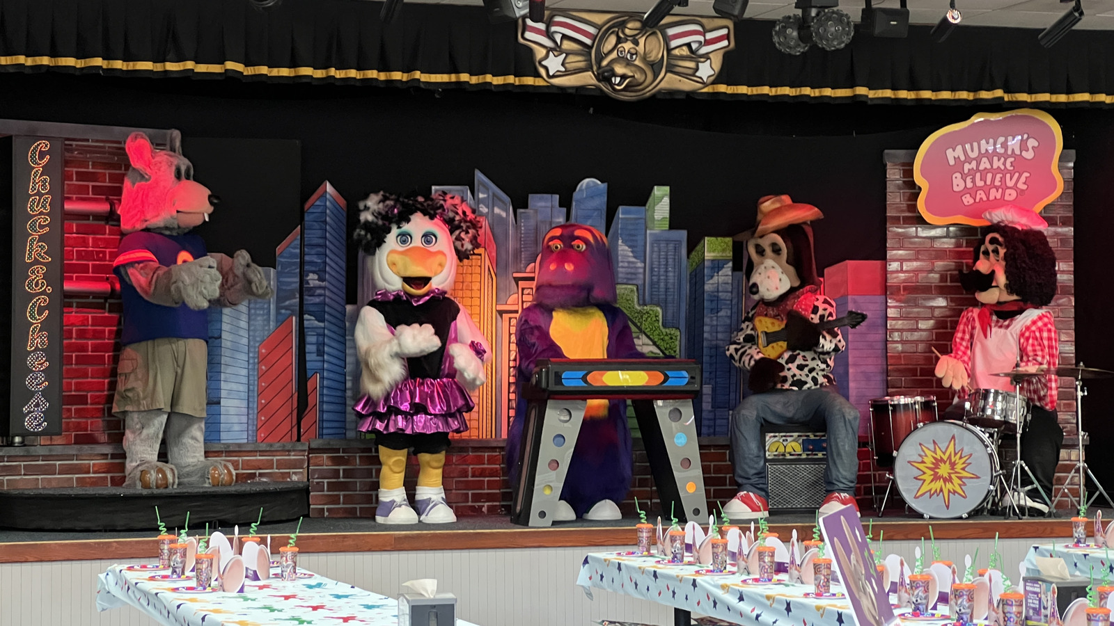 7 Old School Restaurant Animatronics That Are A Total Blast From The Past