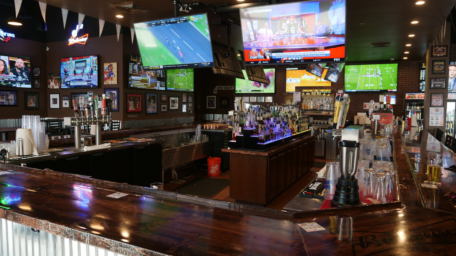 The '90s Restaurant Chain Sports Fans Adored For Cold Beer And Big TVs