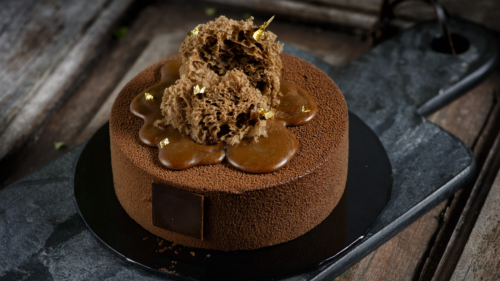A Bowl Of Ice Is The Key To Simple, Unique Cake Decorations