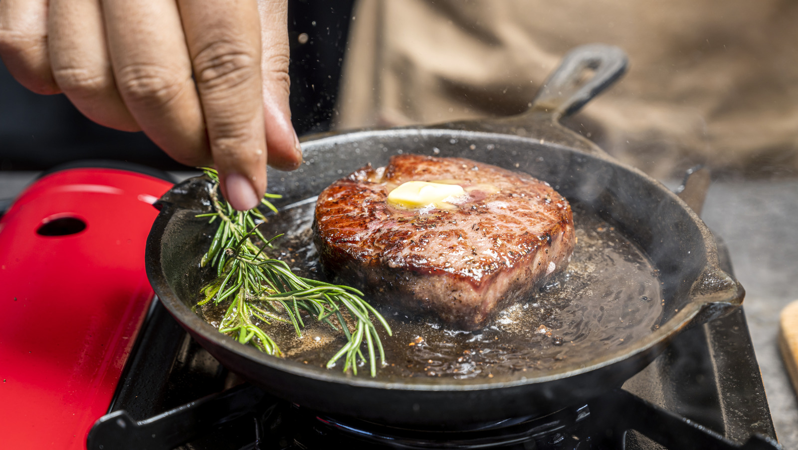 Delicate Vs Sturdy Herbs: How To Use Each Type On Steak