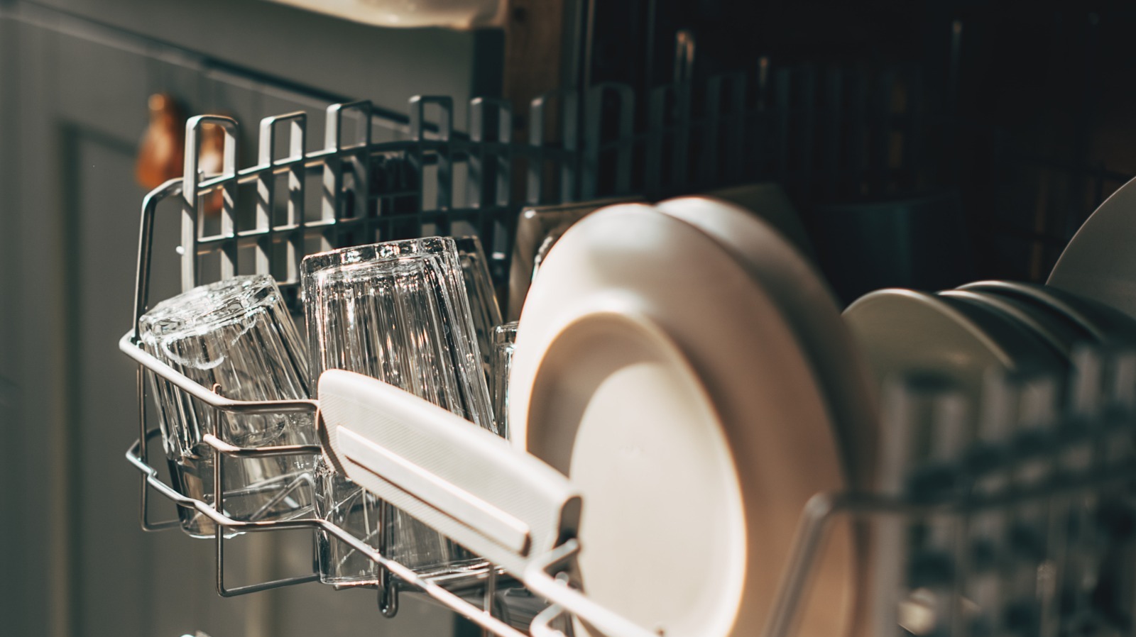 Easily Clean And Descale Your Dishwasher With Vinegar And Baking Soda
