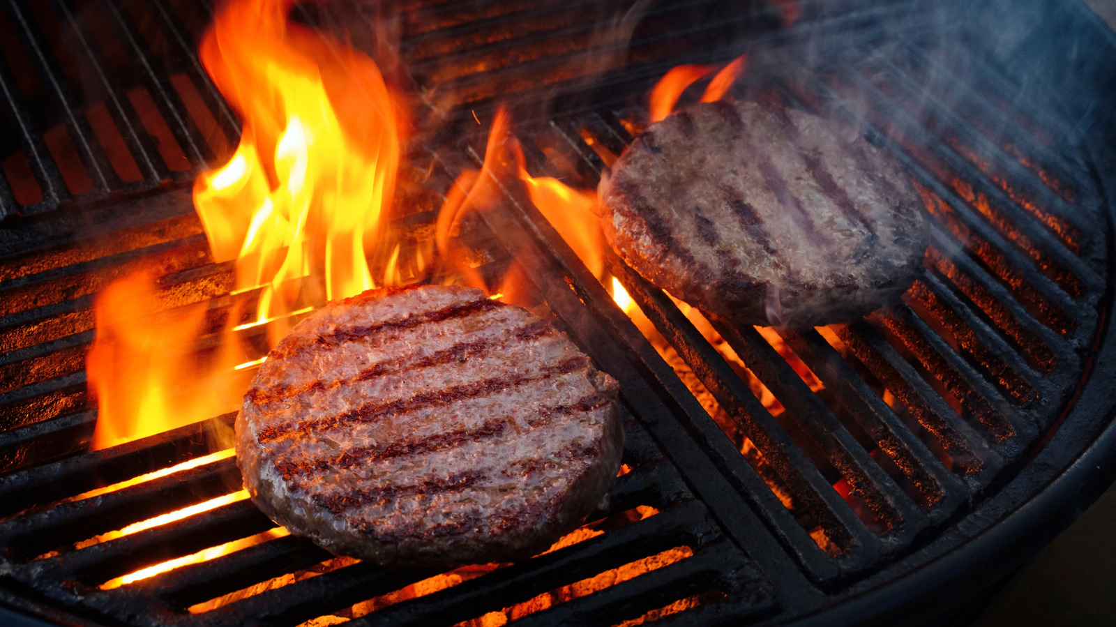 Here's How To Set Up Your Charcoal Grill For A Properly Cooked Burger