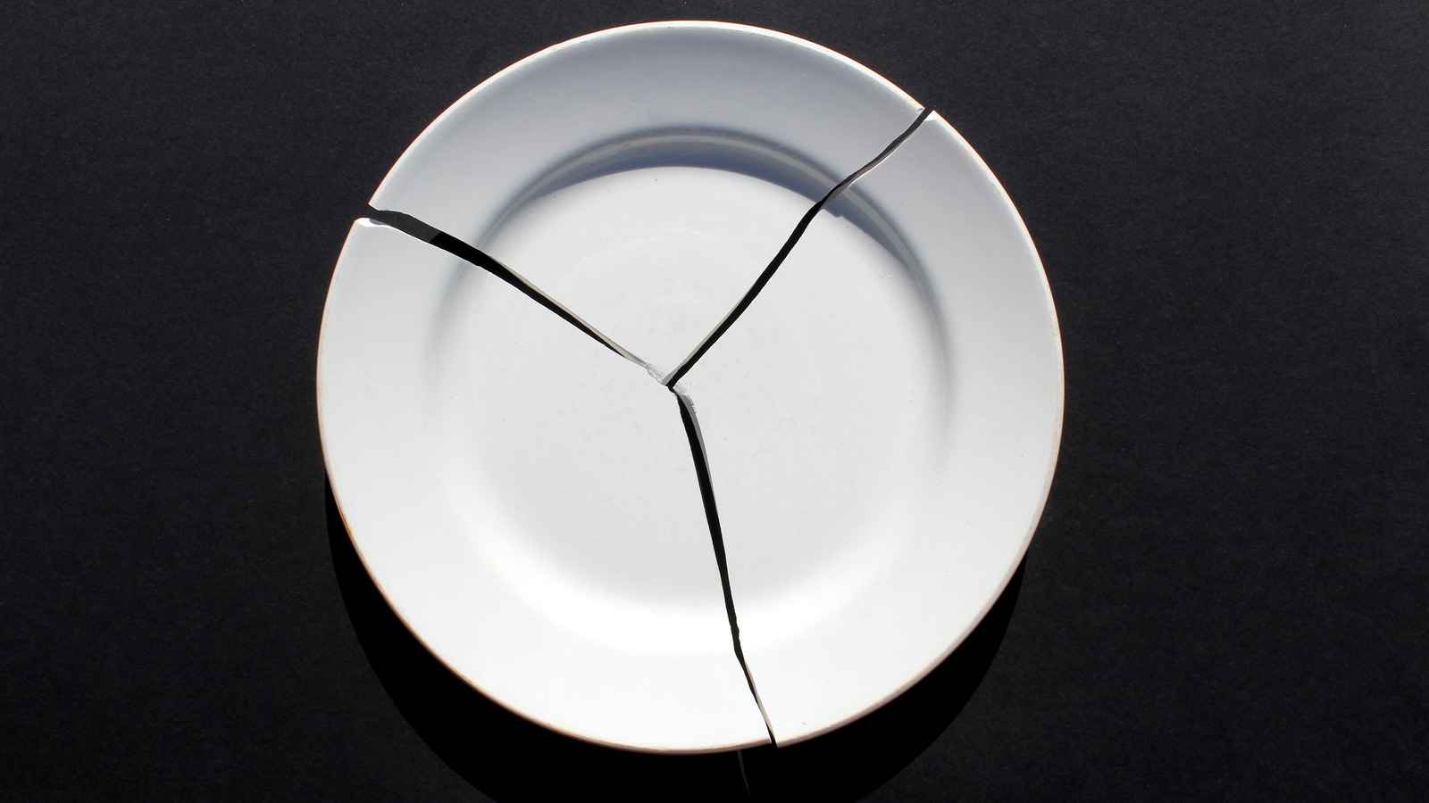 Here's What To Do If You Break A Dish At A Dinner Party