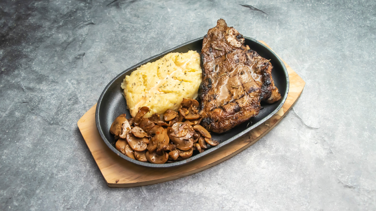 How A Steak Restaurant's Sides Can Determine The Quality Of The Whole Menu