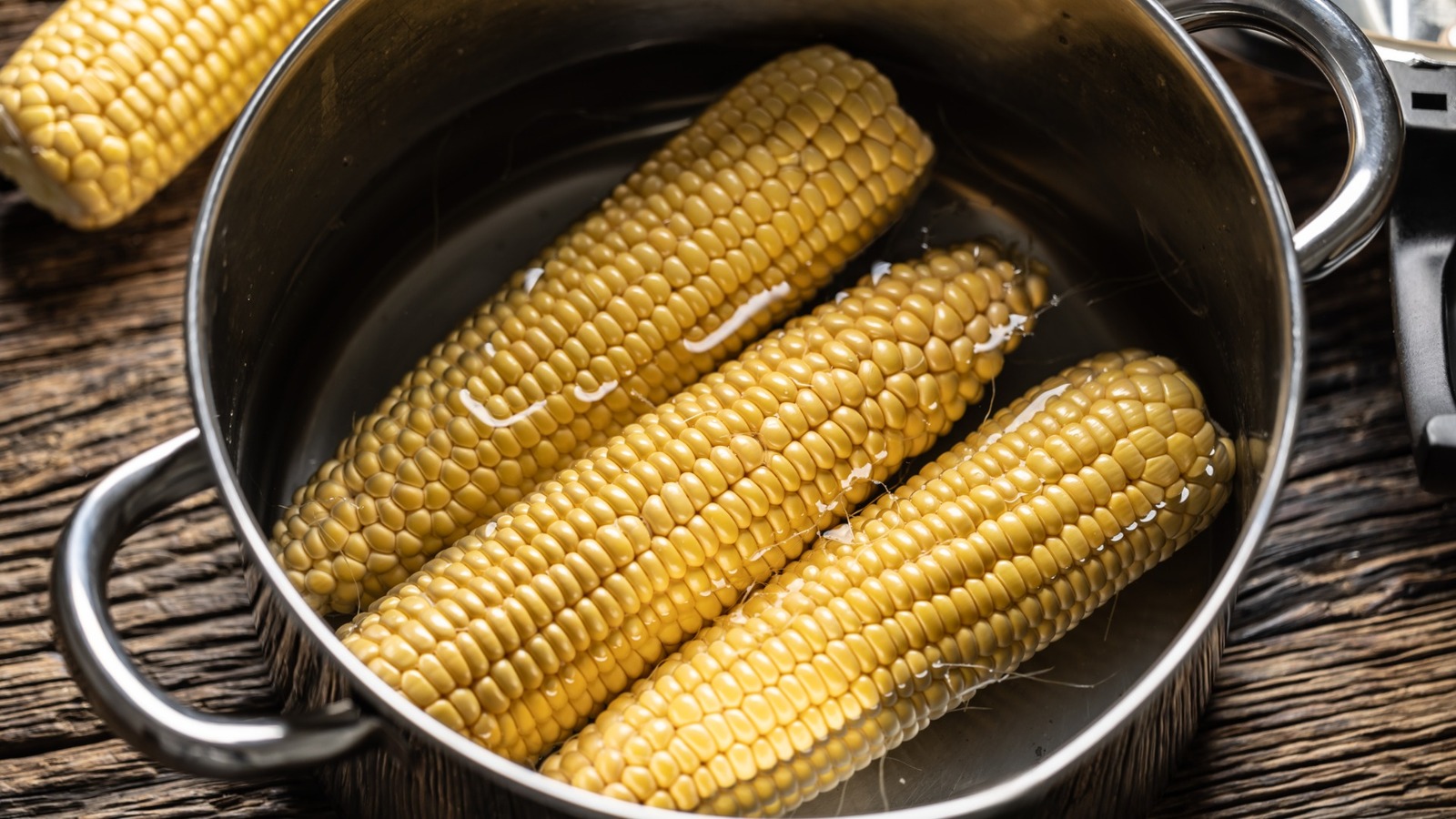 How Long To Boil Fresh Corn On The Cob For Juicy, Crisp Kernels