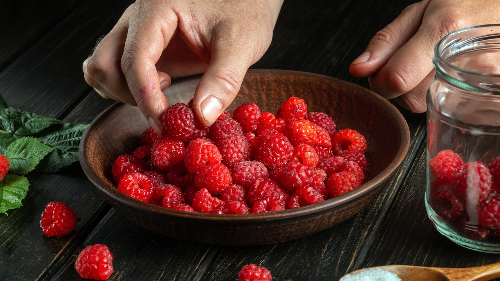 How To Deep-Clean Raspberries With Water And Vinegar