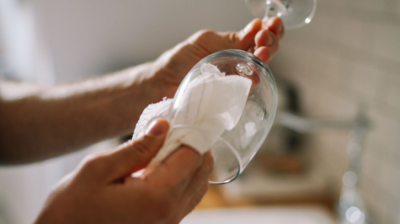 How To Remove Hard Water Stains From Cloudy Drinking Glasses With 2 ...