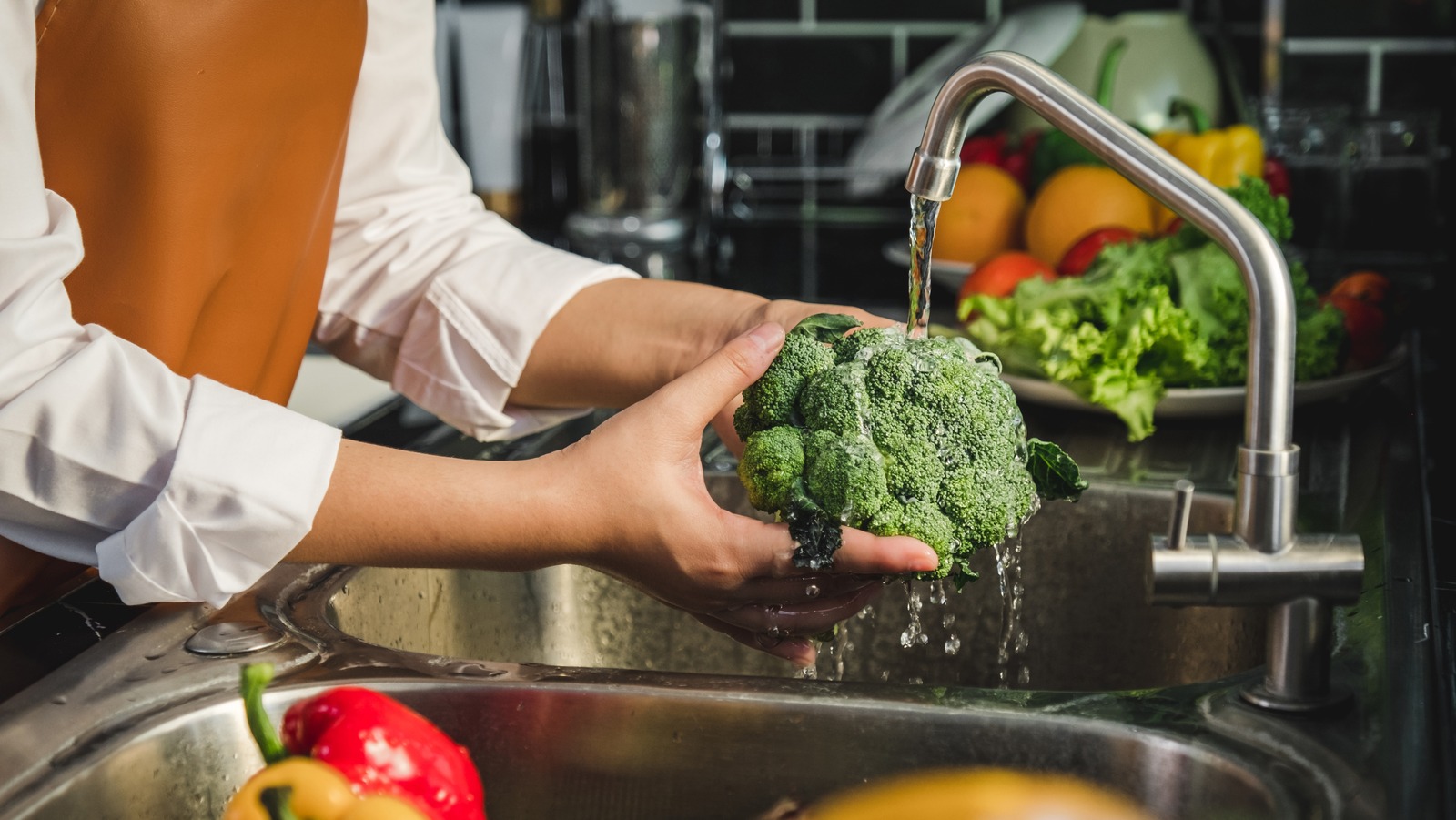 How To Thoroughly Clean Broccoli With What You Have In The Pantry