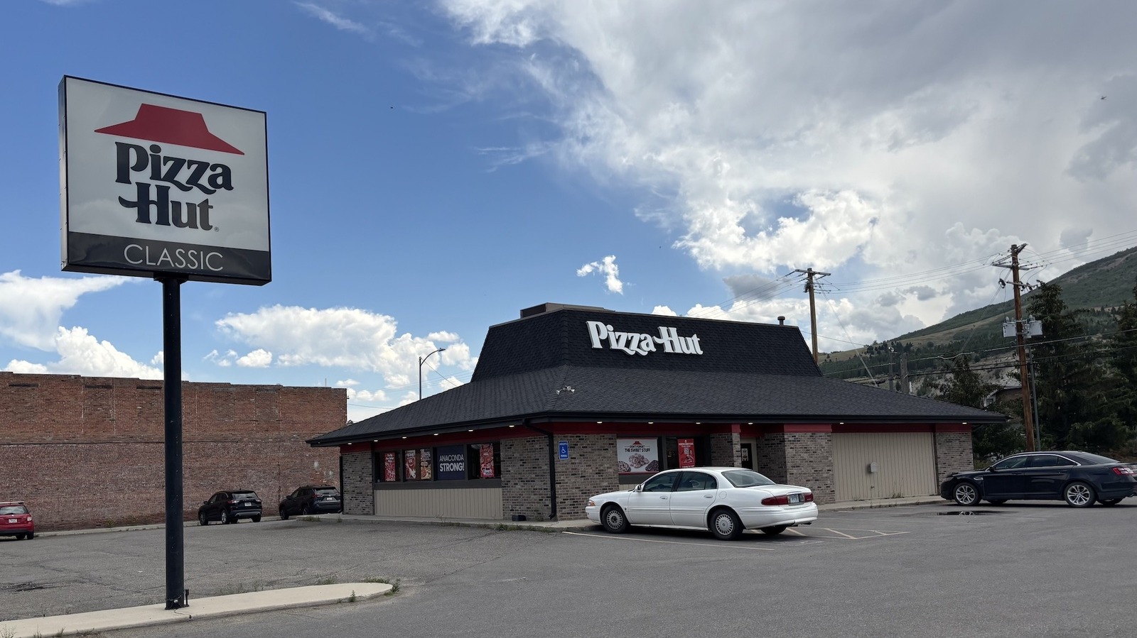 I Went To A Pizza Hut That's 'Untouched By Time' And It Was Indeed Classic