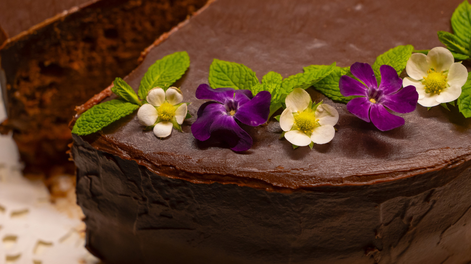 Is It Safe To Put Real Flowers On A Cake?