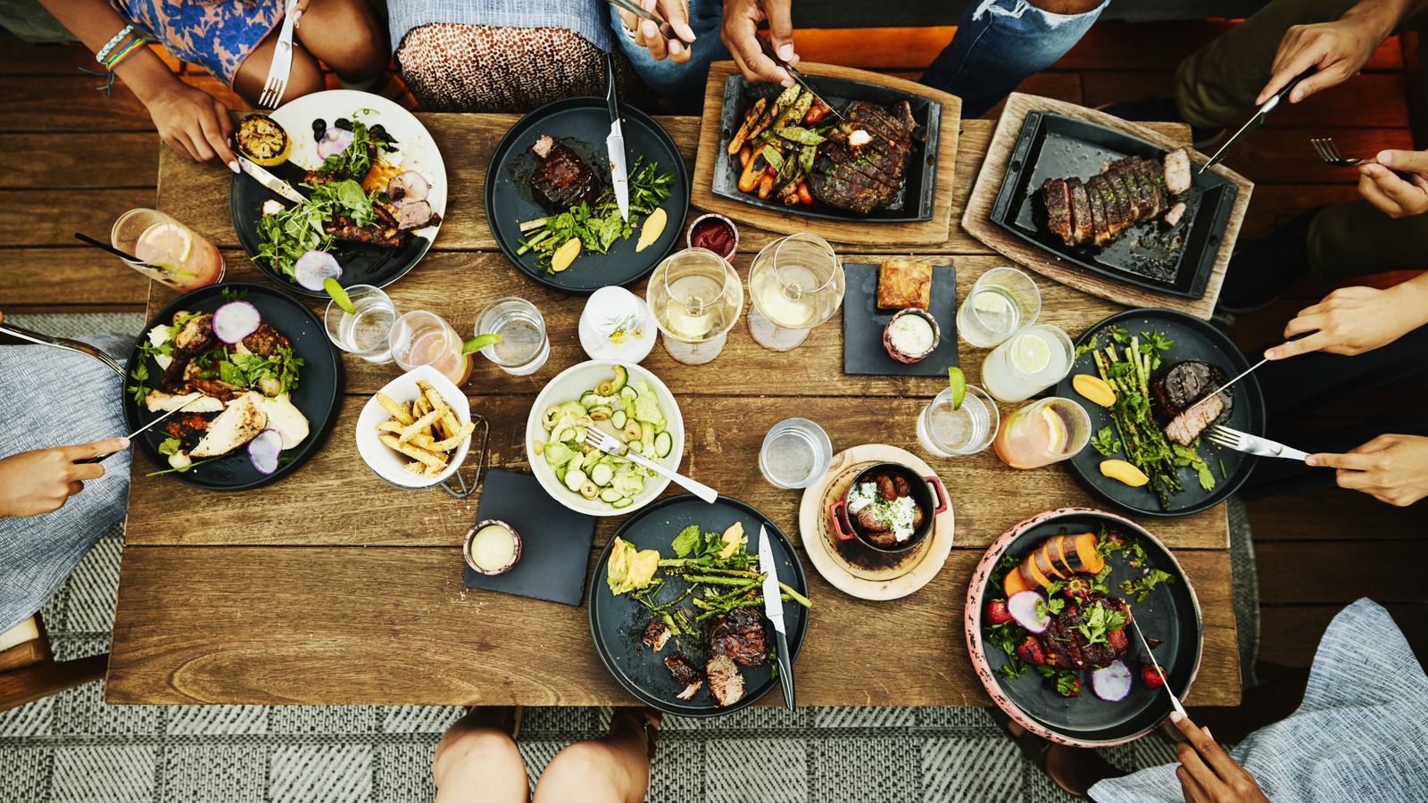 The Best Day Of The Week To Eat At A Restaurant