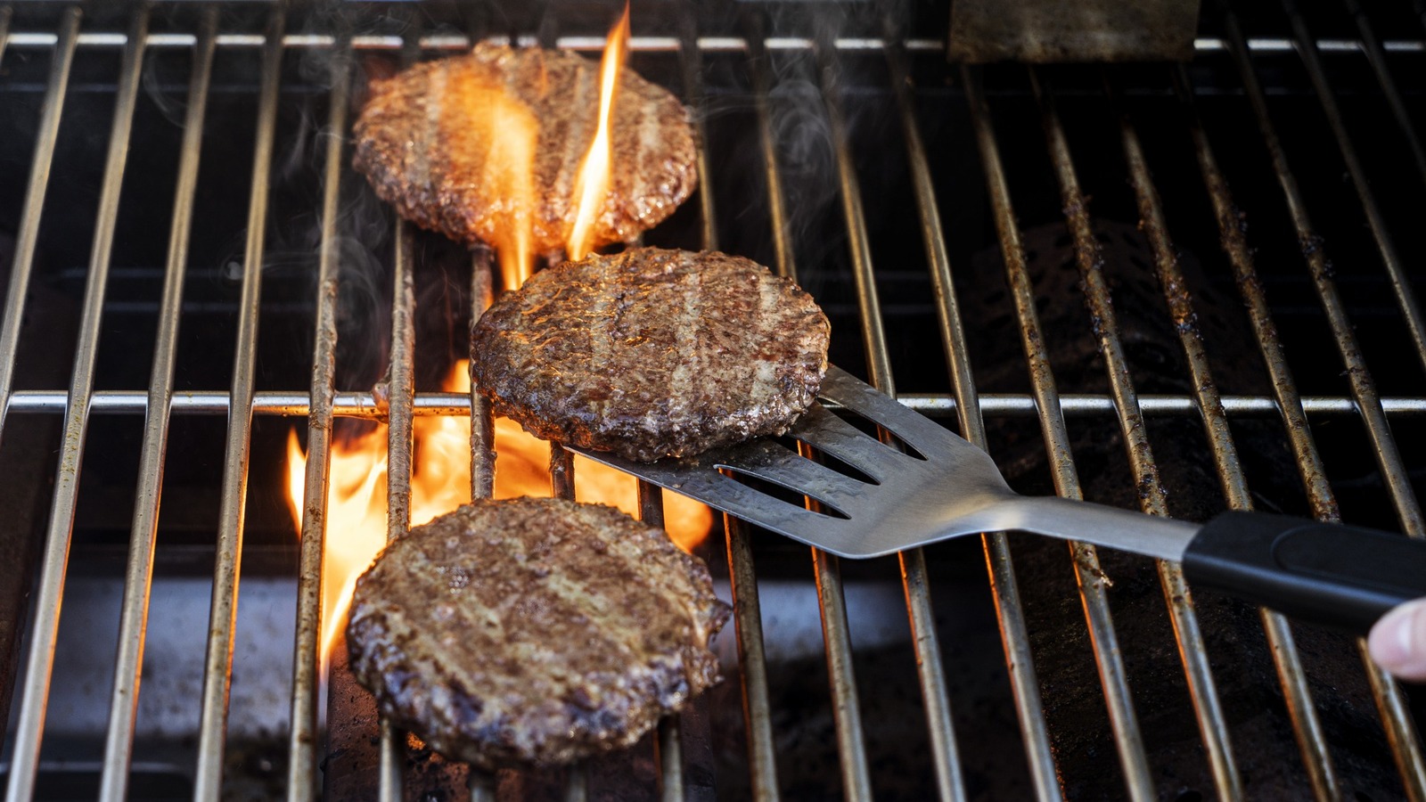 Open Vs Closed Lid: Which Is Best For Hamburgers On A Gas Grill?