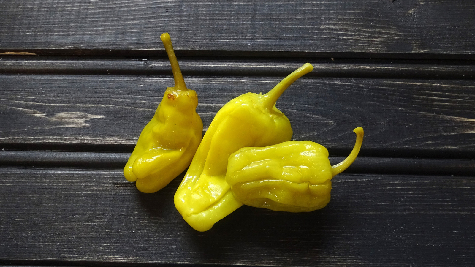 Pepperoncini Vs Banana Peppers: Which Are Spicier?