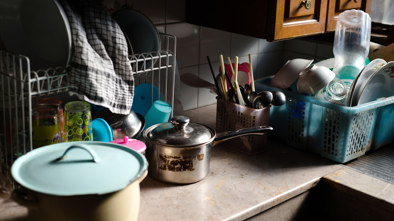 Save Precious Counter Space And Hang A Roll Of Paper Towels With This ...