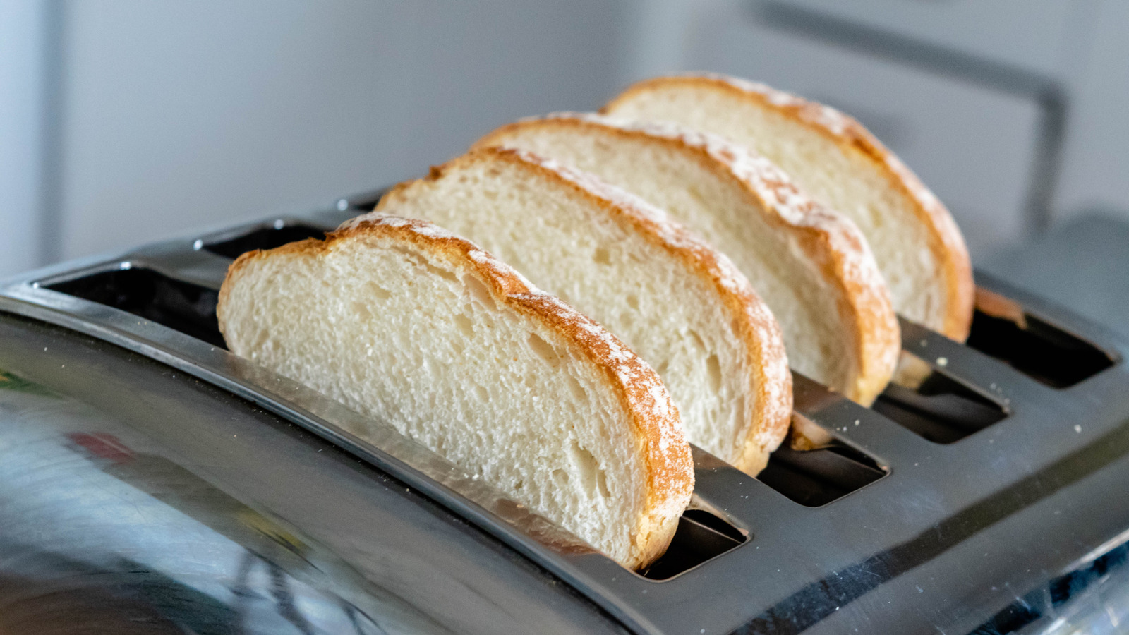 The 9 Best 4-Slice Toasters, According To Reviews