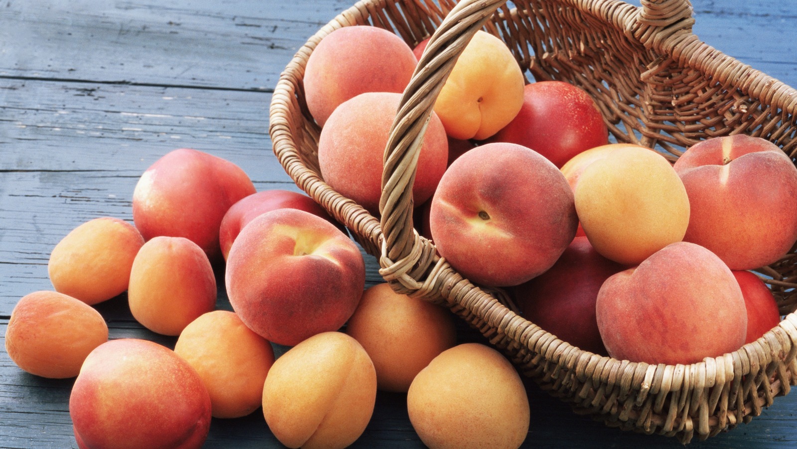 How To Store Peaches On The Counter, Or In The Fridge Or Freezer