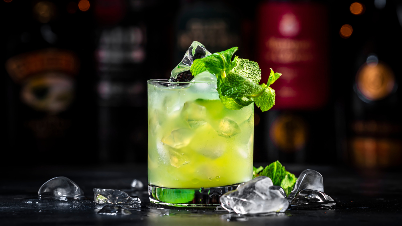 The Easy Ice Trick Every Home Bartender Needs To Keep Cocktails Cold ...