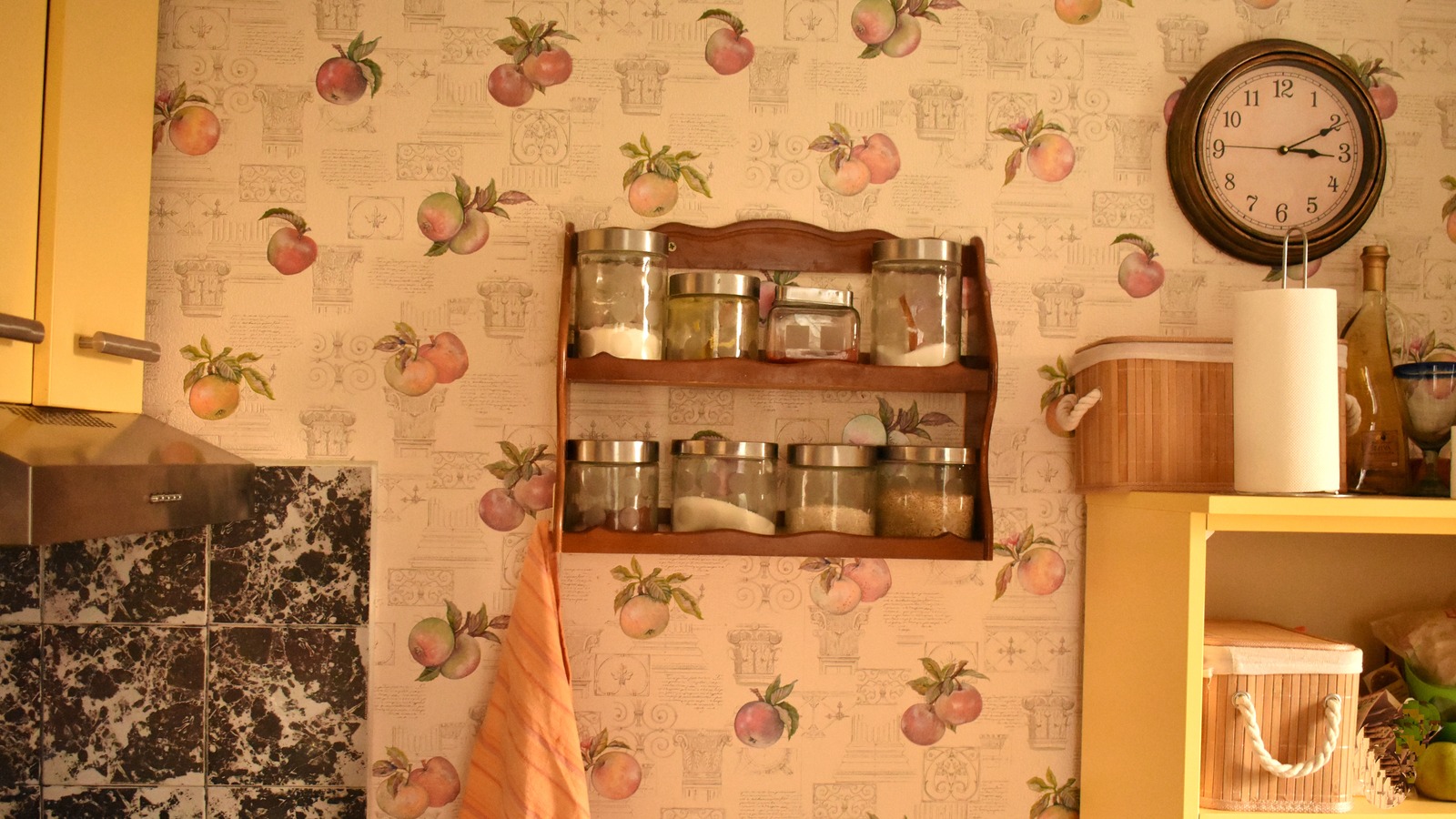 The Flooring Hack You Can Use On Your Kitchen Walls For An Aesthetic ...