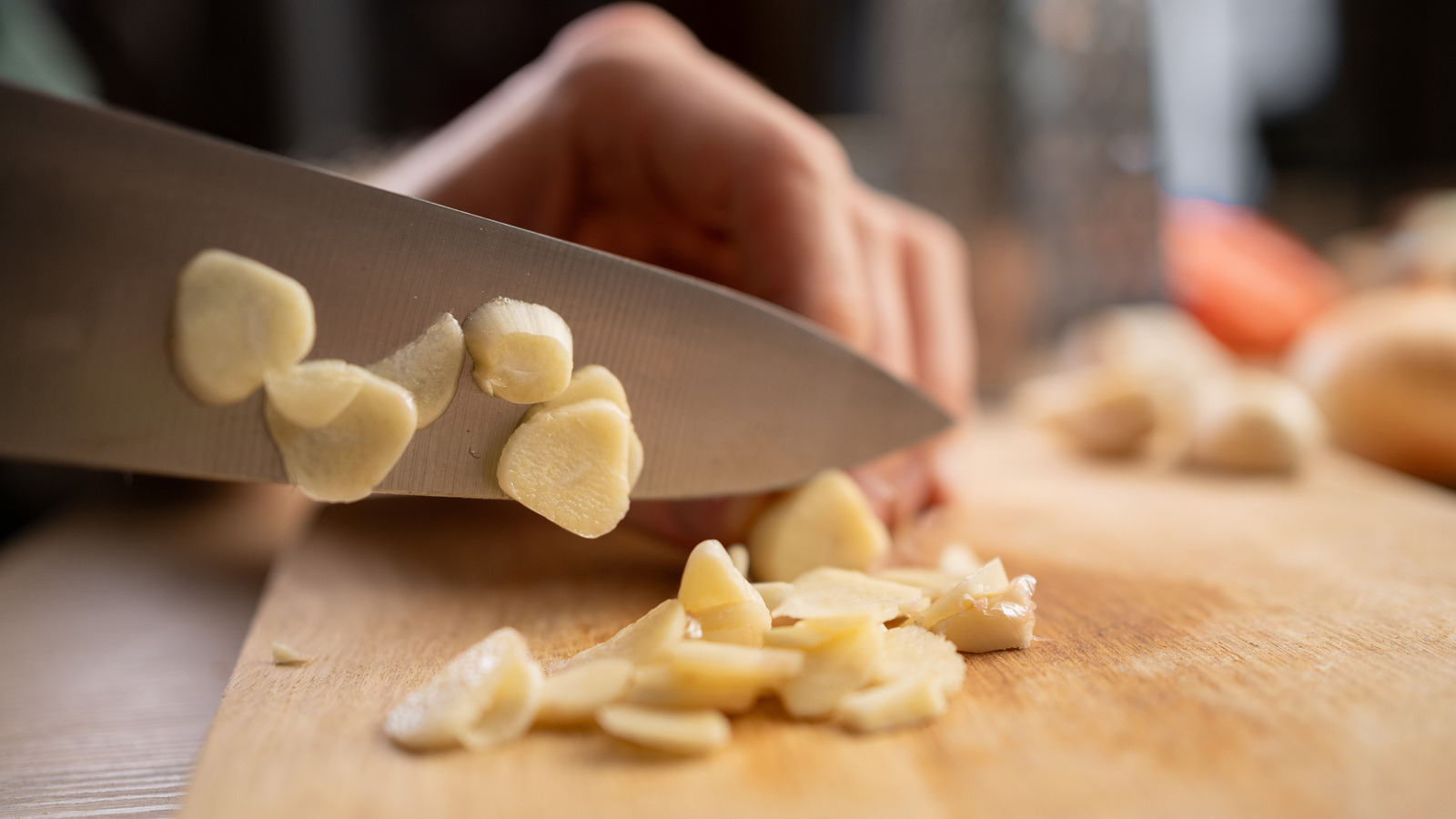 The Genius Way To Prevent That Stubborn Garlic Smell On Your Hands