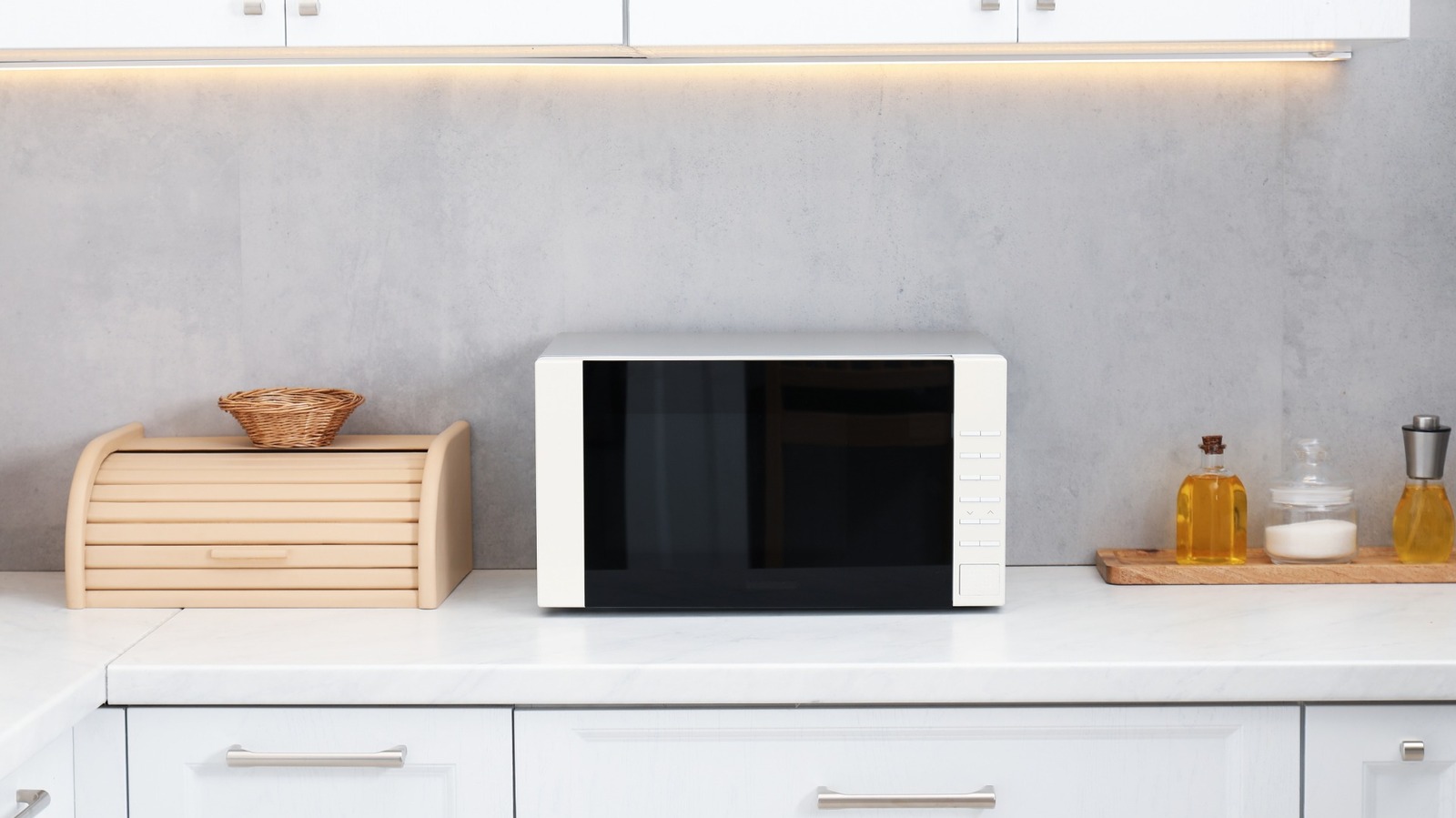 The Obvious Sign That It's Time To Replace Your Microwave