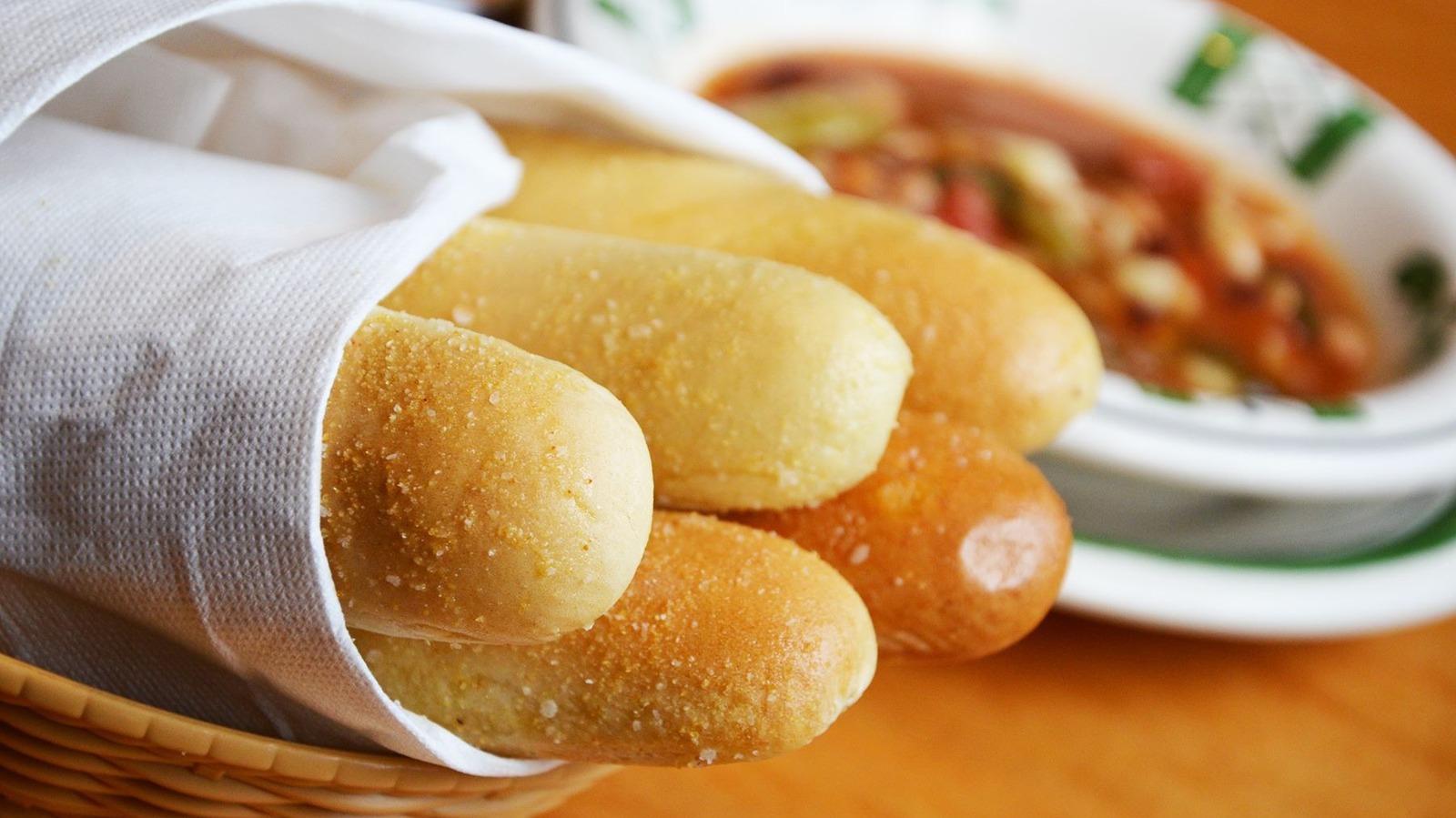 The Olive Garden Ordering Hack That Guarantees Fresh Breadsticks To-Go