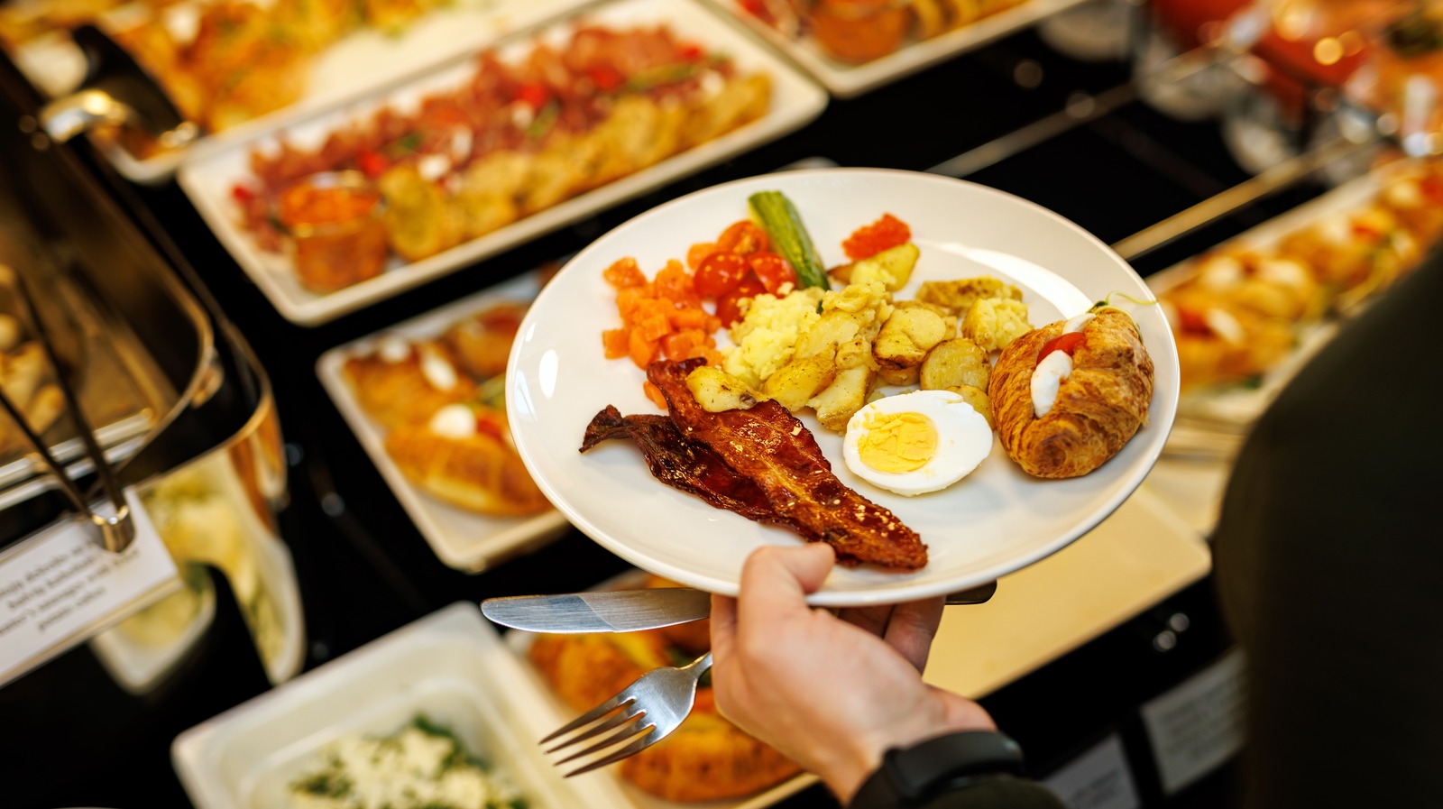 The Red Flag You Should Look Out For When Eating At A Breakfast Buffet