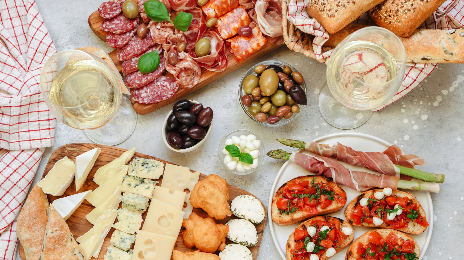 Keep Chilled Appetizers Cold Using Crushed Ice And Lettuce