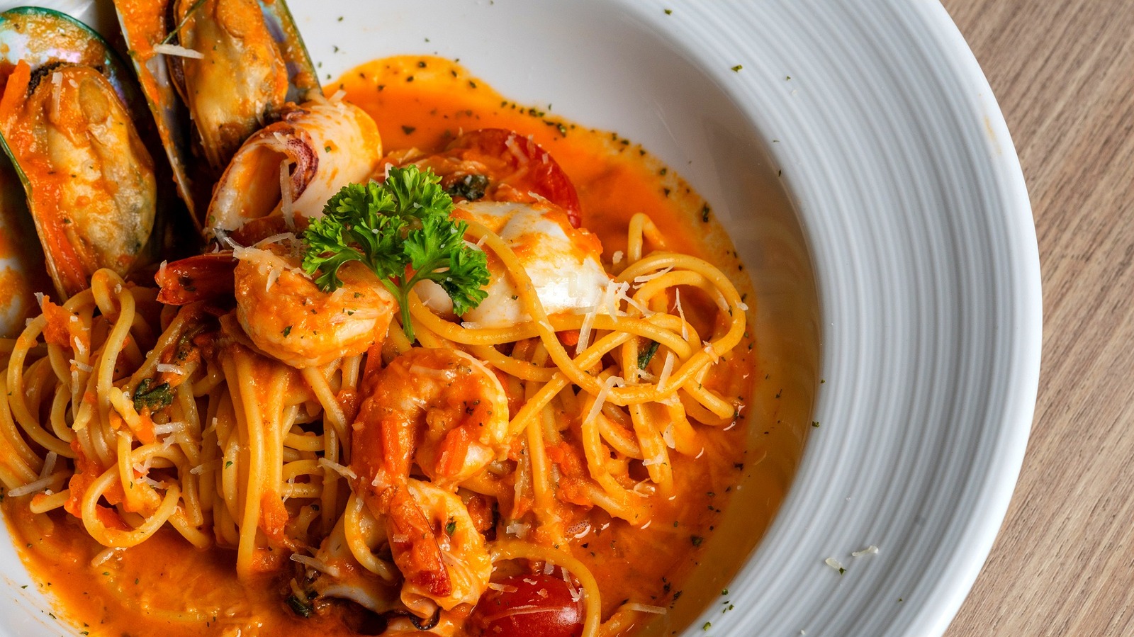 The Vibrant Sprinkle That Makes Pasta Spicy, Bright, And Completely ...