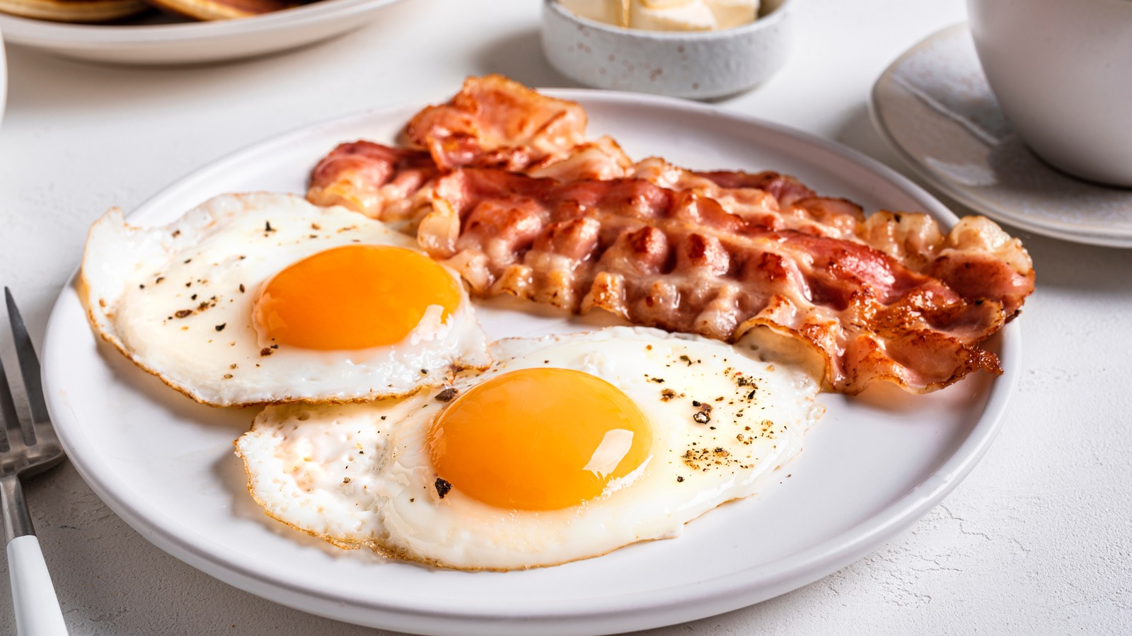 Turning The Heat Up Too High Is The Worst Mistake For Sunny-Side Up Eggs