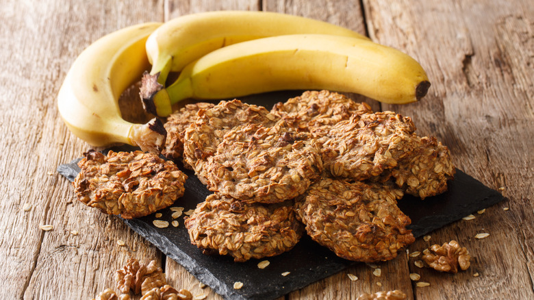 These 2-Ingredient Oatmeal Cookies Couldn't Be Easier To Make