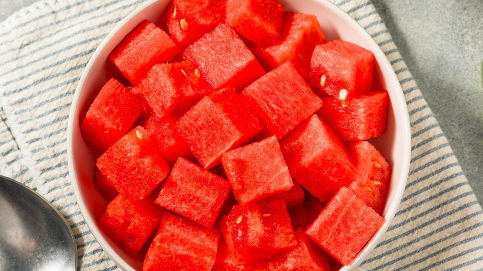 This Cheap Tool Makes It Way Easier To Cut Watermelon (With No Sticky ...