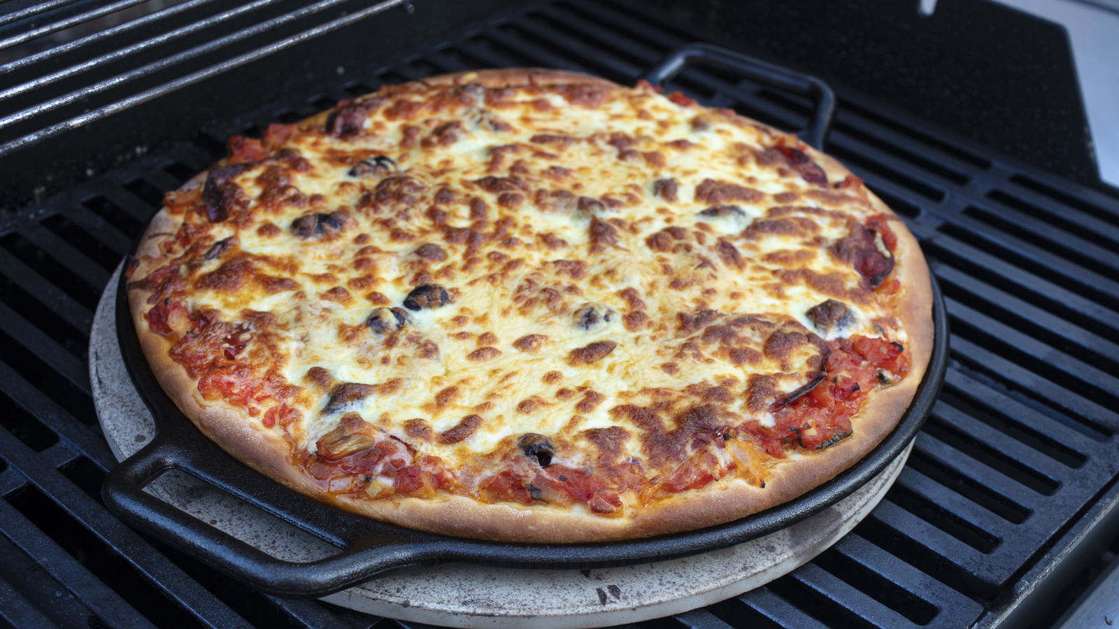 This HexClad Pizza Steel Pan Is $150, But Reviews Swear It's Worth The ...