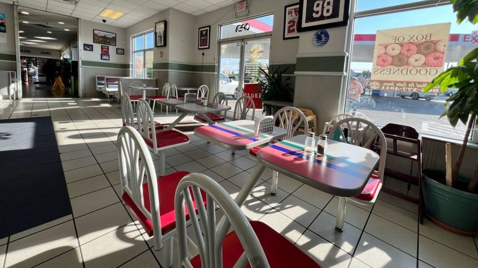 This Tiny Gas Station Plaza Shop Serves Some Of The Best Donuts In ...