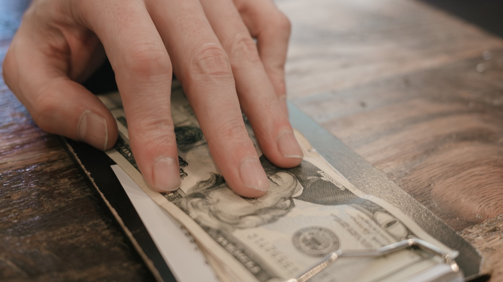 Tipping In Cash Vs Card: Which Is Better On Your Restaurant Visit?