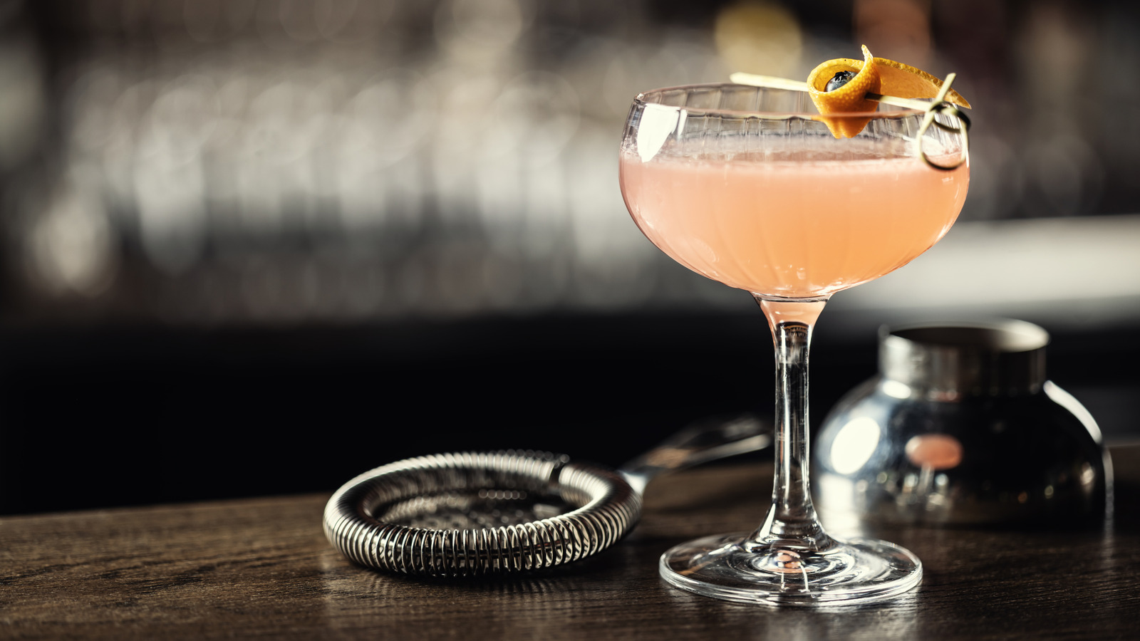 We Asked 3 Cocktail Experts What Drinks Are In (And Out) In 2025