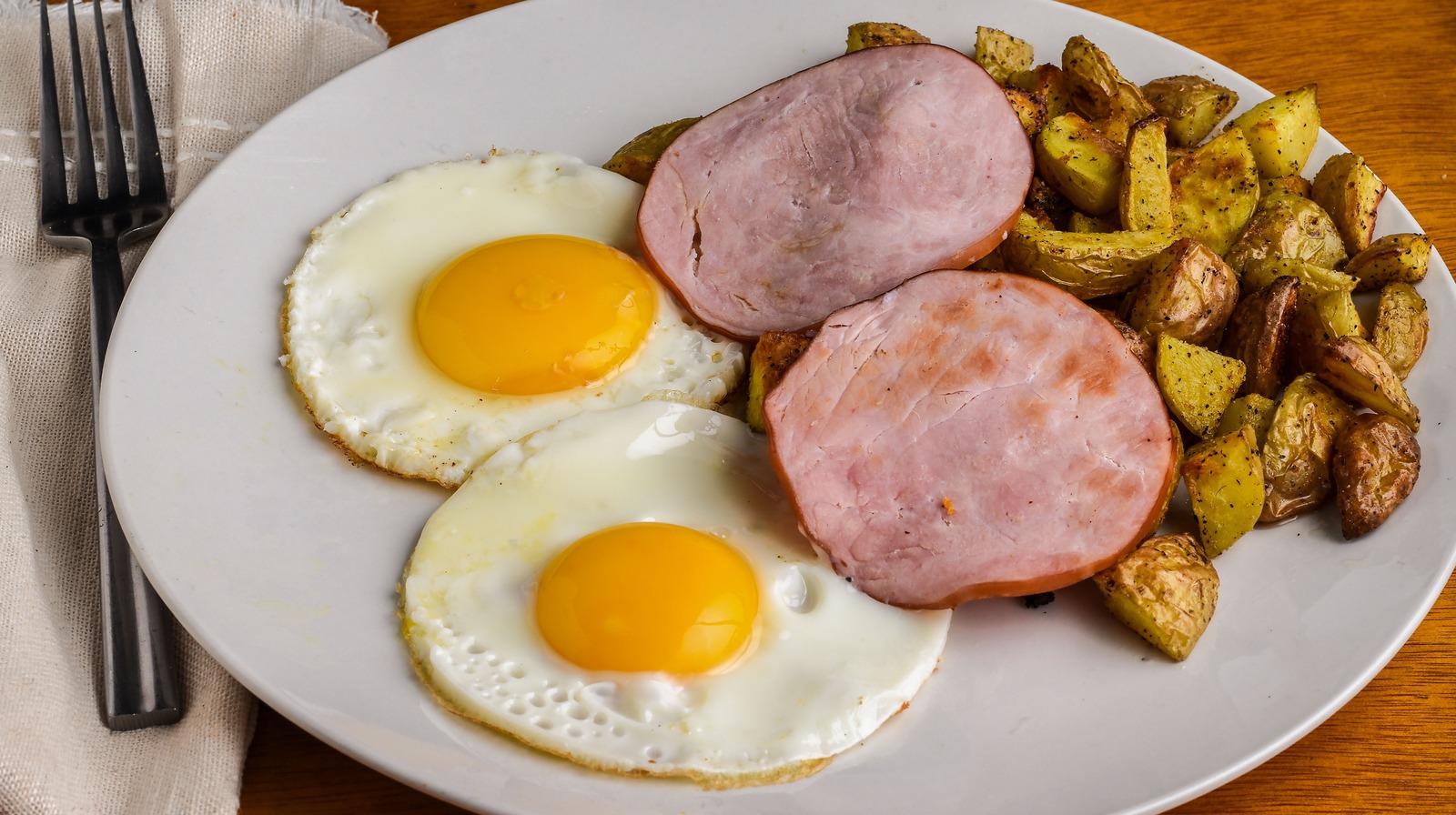 What's The Actual Difference Between Canadian Bacon And Ham?
