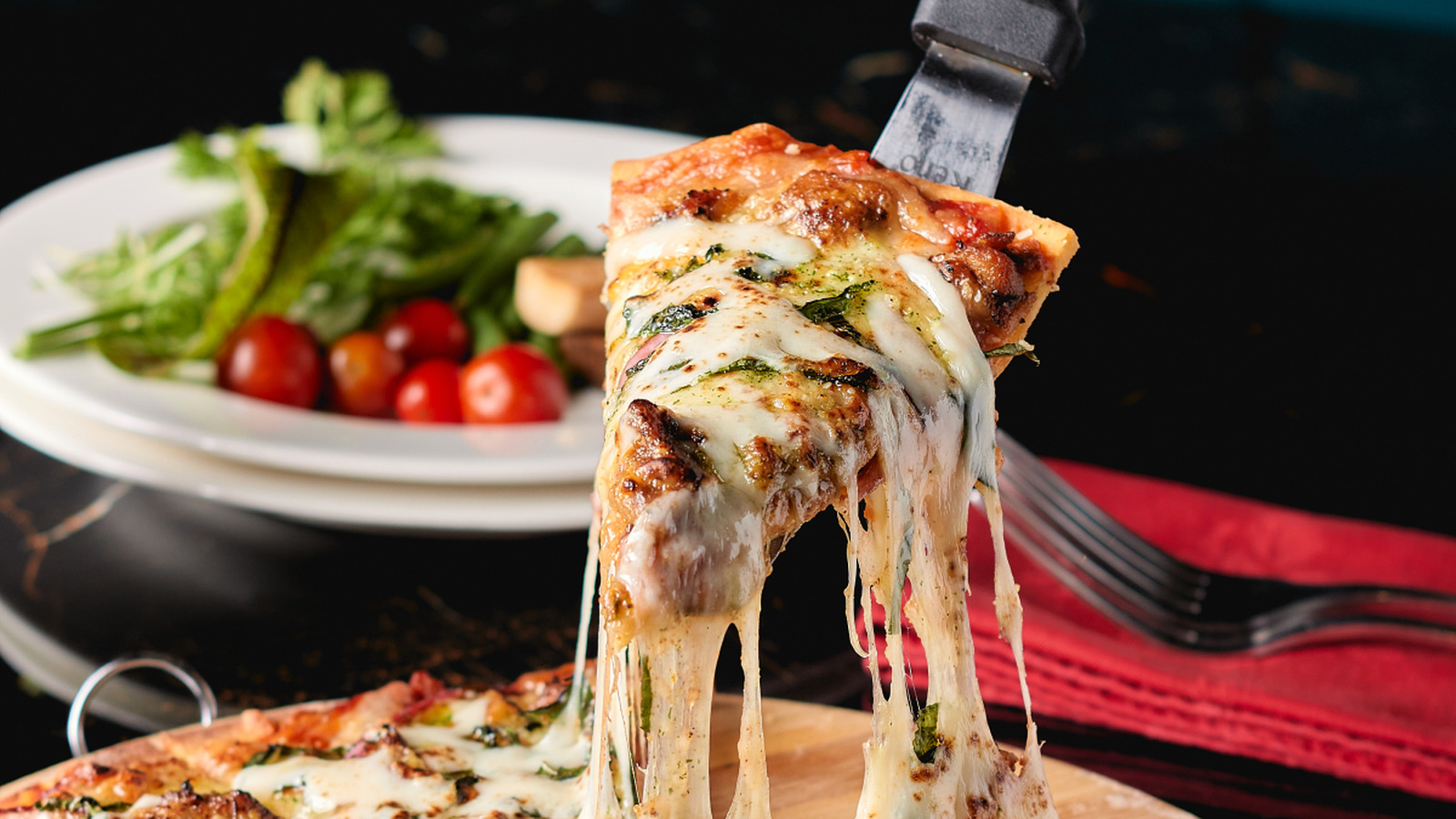 Overloading Your Thin-Crust Pizza Leads To A Sad, Soggy Crust