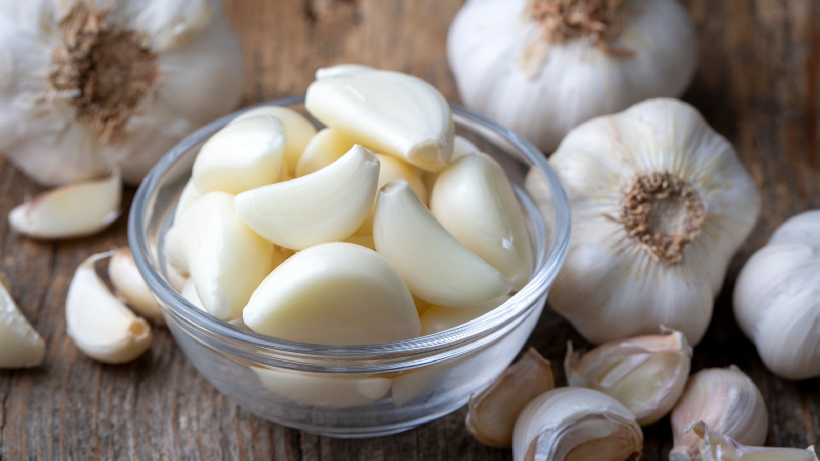 Why You Should Avoid Buying Peeled Garlic From The Grocery Store