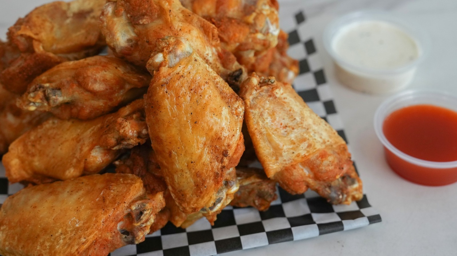 You Shouldn't Bother Buying Wings From This Popular Pizza Chain. Here's Why